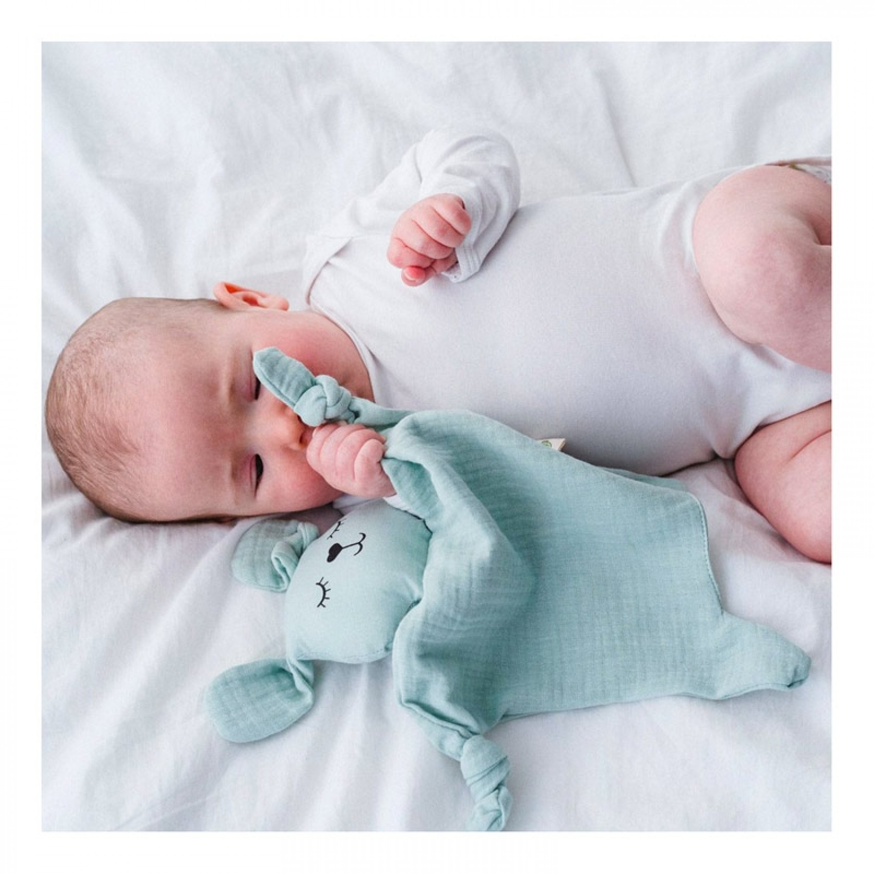 Doudou lapin bleu coton biologique - aPuntBarcelona | Jeujouethique.com